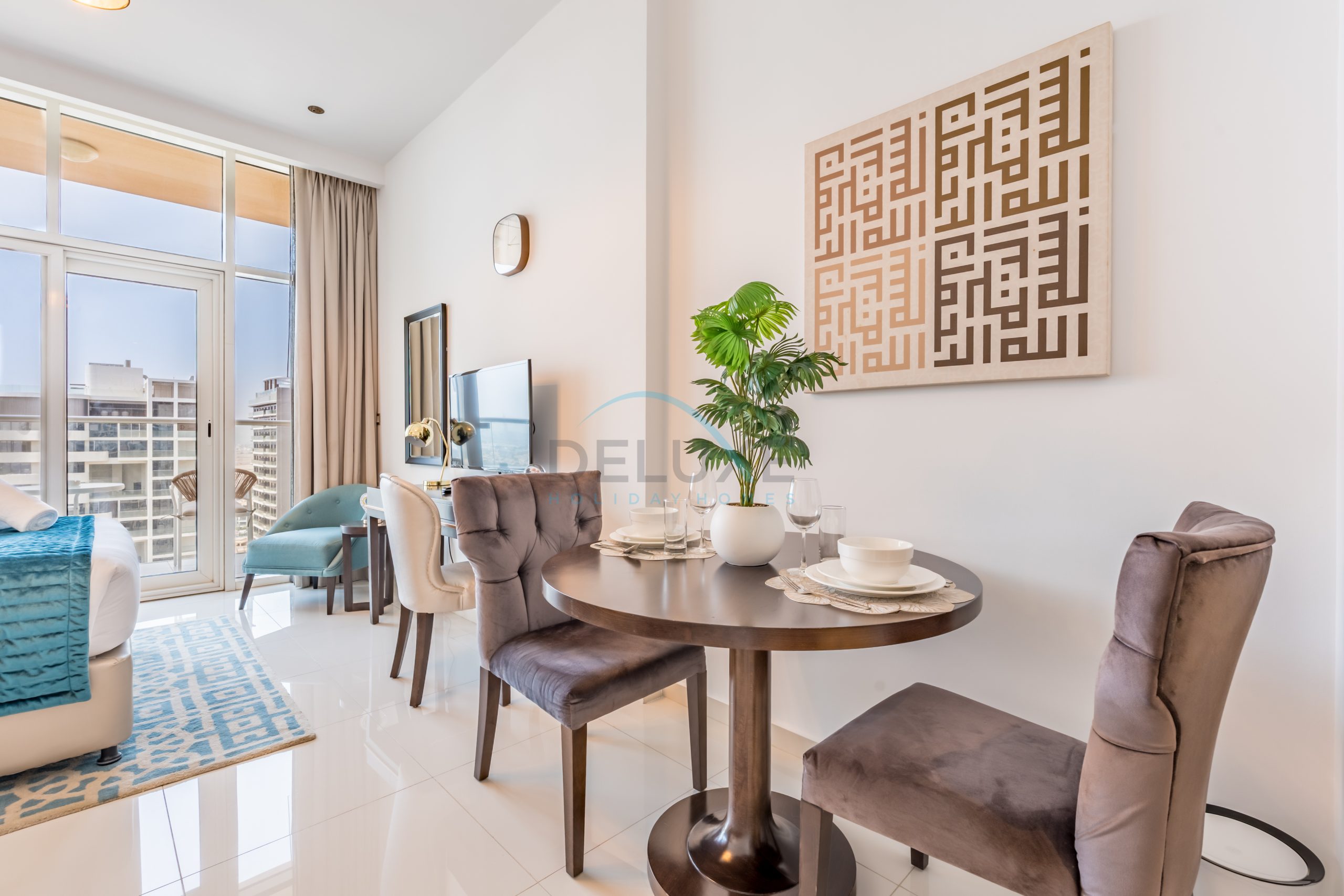 Studio Overlooking the Pool, Close to Parks, Grocery Stores, and Circle ...